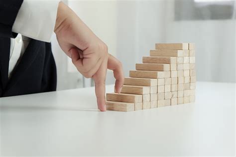 나무 블록을 배치 사업가 도박에서 위험과 전략을 계획 성장 성공 프로세스에 대 한 비즈니스 개념입니다 개념에 대한 스톡 사진 및