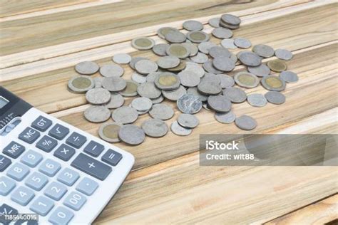 돈 계산기 및 나무 테이블에 일부 문구 복사 공간 상단보기 금융 배경 개념 개념에 대한 스톡 사진 및 기타 이미지 개념