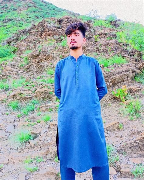 ปักพินในบอร์ด Black Background Photography