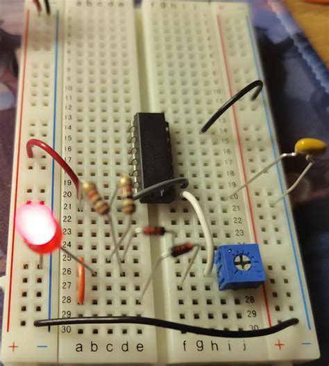 Diodes Schmitt Trigger CD40106 Has 5V At Input With Nothing Connected