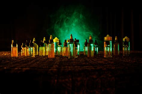 Vape 개념입니다 구름과 어두운 배경에 Vape 액체 병 연기 빛 효과입니다 배경 또는 Vape 광고 Vape 배경으로 유용