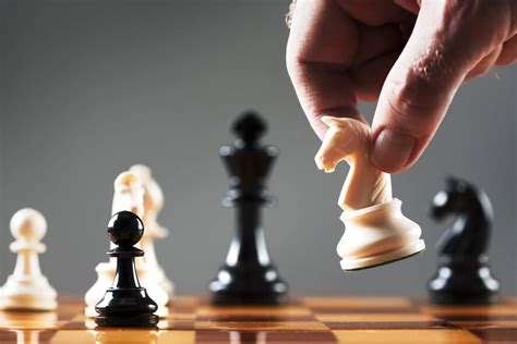 لماذا يصدق الأشخاص نظريات المؤامرة بسهولة؟
