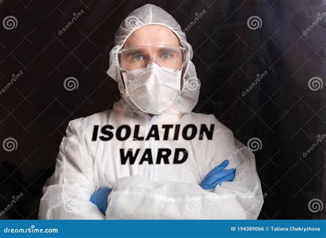 De Man In Een Beschermend Pak En In Een Beschermend Medisch Masker Met