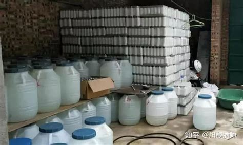 选白酒，看到瓶身有这“记号”，千万别喝，都是加了香精的勾兑酒 知乎