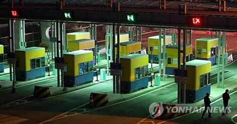 텅 빈 출입경 게이트