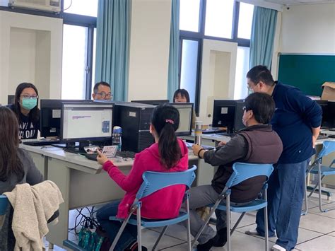 臺南市仁德自造教育及科技中心 中心連續兩週請吳思達老師進行webduino的教學，老師從開發板的基礎設定開始，到w