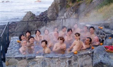 places in world where you can walk around naked य ह दनय क ऐस जगह जह लग घम सकत
