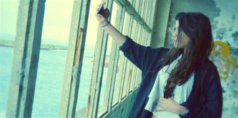 Frexting Friend Sexting Is A Thing Now Yourtango