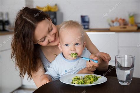 Madre E Hijo Comiendo Juntos