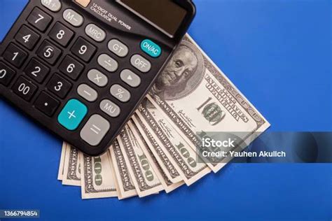돈과 계산기 계산 Usd 지폐와 계산기 예산 계획 계산기 사용 재정 확인 계산 청구서 또는 세금 계산 온라인 뱅킹 서비스 개념에