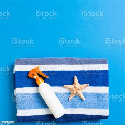 여름 해변 플랫 레이 액세서리입니다 색깔 배경에 선스크린 병 크림 수건 과 조개 복사 공간이 있는 여행 휴가 컨셉 0명에 대한