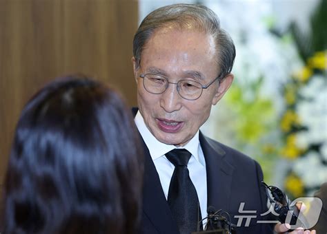 취재진과 인터뷰 하는 이명박 전 대통령 뉴스1