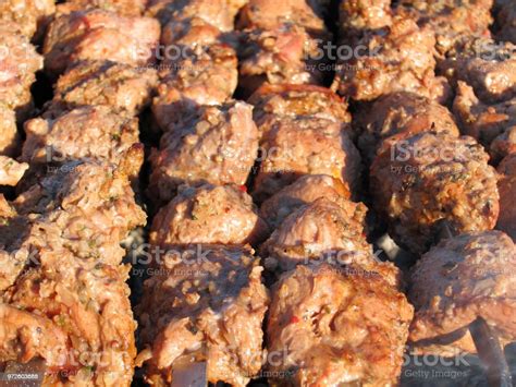 구운된 케밥 금속 꼬치 근접 촬영에 요리입니다 불고기 바베 큐에 요리 바베 큐 신선한 쇠고기 고기 잘라 조각 전통적인 동부 요리