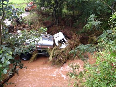 Motorista morre após caminhão ser arrastado por enxurrada em riacho de