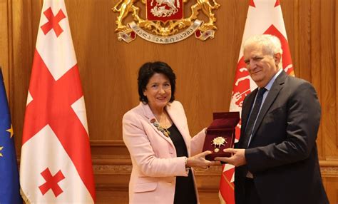 პრეზიდენტმა ამირან გამყრელიძე ბრწყინვალების ორდენით დააჯილდოვა