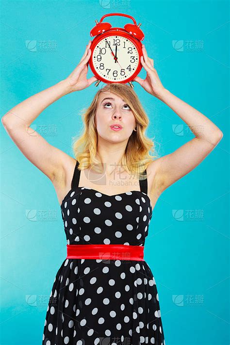 金发女孩戴着蓝色的闹钟。