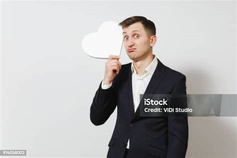 영에는 흰색 배경에 고립 된 큰 하얀 마음 잡고 한 벌에서 충격된 화가 슬픈 사람 기 절 광고에 대 한 공간을 복사 합니다 성 발렌타인의 날 국제 여성의 날 생일 휴가 개념