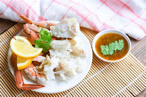 게 고기 테이블에 흰색 접시와 해산물 소스에 요리 게 발톱과 다리 푸른 수영 게 0명에 대한 스톡 사진 및 기타 이미지 0명