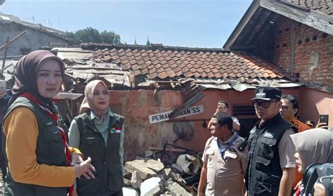Dua Pejabat Jabar Saksikan Langsung Evakuasi Korban Tertimbun Longsor