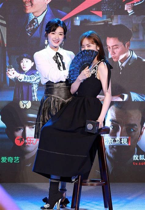 万茜蔡文静相差8岁看着像同龄人，同穿黑色感情挺好，谁也不输谁 每日头条