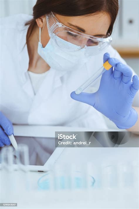실험실에서 시약을 실험하는 보호 안경전문 여성 과학자의 클로즈업 의학 및 연구 개념 Stem 주제에 대한 스톡 사진 및 기타