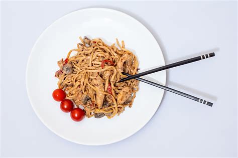 웍 흰색 세라믹 접시에 음식이 맛있고 신선한 빛 고립 된 배경에 소스와 함께 검은색에 대한 스톡 사진 및 기타 이미지 검은색
