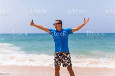 젊은 남자 잡고 핸드폰 걸릴 사진의 여름 해변 파노라마 바다 보기 관광에 대한 스톡 사진 및 기타 이미지 관광 관광객 그리스 Istock