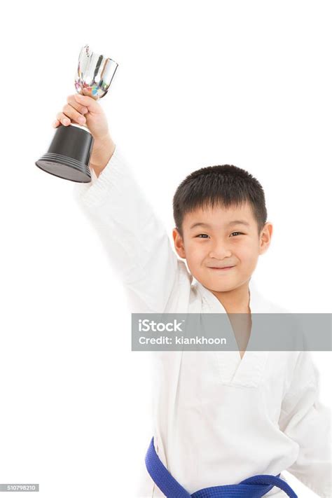아시아판 리틀 가라테 남자아이 쥠 컵을 인명별 기모노 가라테에 대한 스톡 사진 및 기타 이미지 가라테 경쟁 공격성