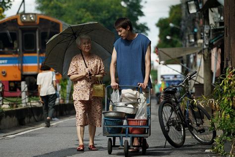 กลิ่นคนแก่ เสียงคำรามรถไฟ และความชื้นในดวงตา เรื่องราวของ ‘หลานม่า ที่