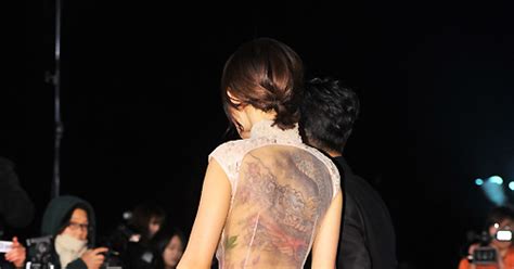 포토엔 김선영 시선을 뗄 수 없게 만드는 용문신청룡영화제 드레스