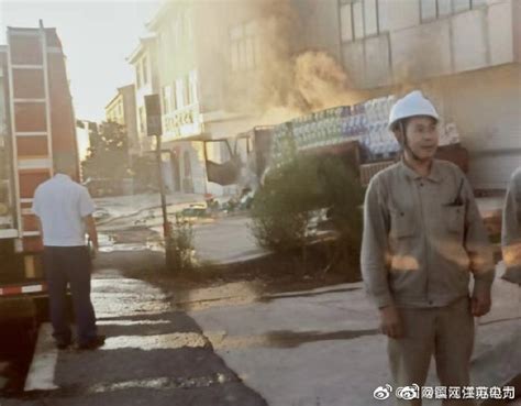 句容茅山供电所抢修大货车发生自然烧毁的电表电缆 铜马电力