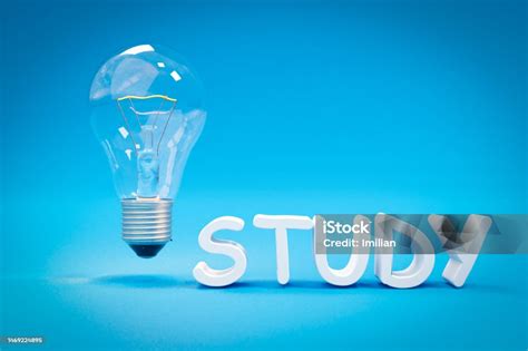 무한한 파란색 배경 위에 공중에 떠 있는 필라멘트 와이어가 있는 단일 유리 전구 흰색 글자 연구 3d 그림 0명에 대한 스톡 사진 및 기타 이미지 Istock