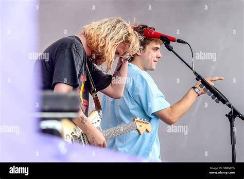 Konzert Von Royel Otis Lollapalooza Berlin Royel Otis Gitarristen