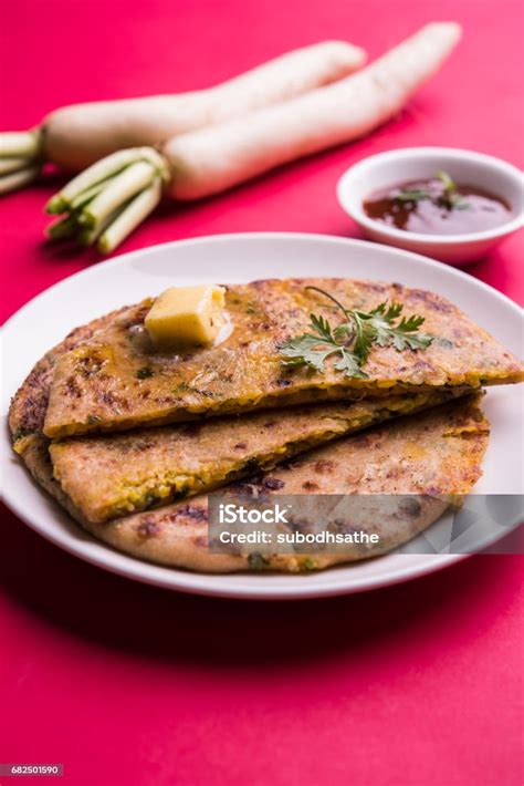 무 무 Mooli 또는 Muli Paratha 또는 박제 무 Paratha 버터 토마토 케첩 선택적 포커스와 함께 하는 인도 또는 파키스탄 좋아하는 조리법 파라타에 대한