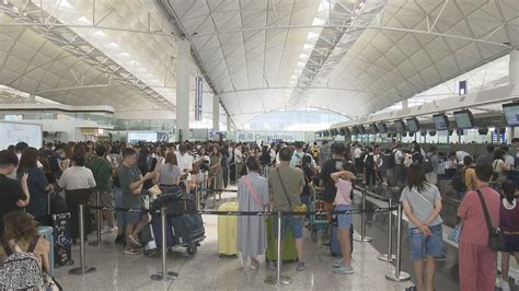 本港機場部分航空公司須改用人手辦理登機手續 Now 新聞