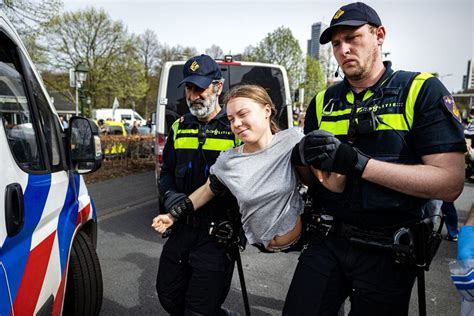 Greta Thunberg Interpellée Deux Fois En Manifestant à La Haye Lexpress