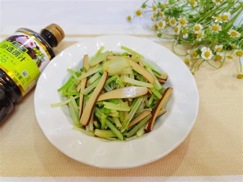 【减脂解腻快手菜白芹菜鸡蛋干的做法步骤图】吴妈厨房1下厨房