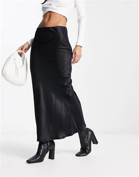 Stradivarius Jupe Satinée Mi Longue Coupée En Biais Noir Asos