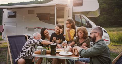 다세대 가족이 야외에서 자동차로 앉아 식사를 하는 캐러밴 휴가 여행 사진 Unsplash의 여행 이미지