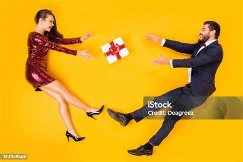 상단 위의 높은 각도 전체 길이 프로필 측면 사진 결혼 한 커플 학생 축 하 142 월 던져 캐치 화이트 기프트 박스 착용 턱시도 드레스 누워 고립 된 밝은 색상 배경 2