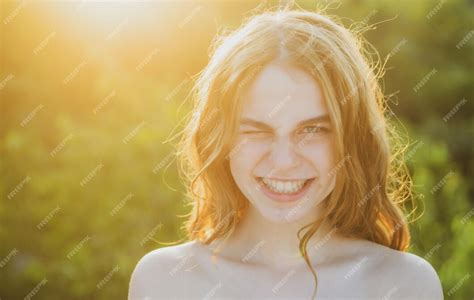 Portrait Dune Adolescente Souriante Avec Maquillage Nu Naturel