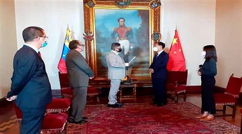Diplomáticos de China acreditados en el país reciben Informe La Verdad de Venezuela contra la