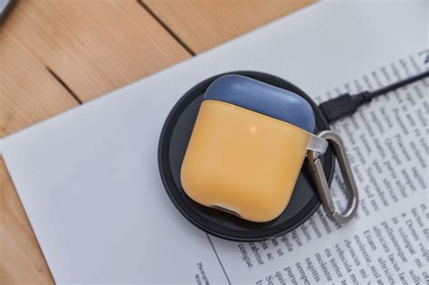 犀牛盾 Airpods 軍規保護套開箱：不只軍規級防護，還有繽紛色彩自由配～客製化燙印服務更讓你風格獨具！ T客邦