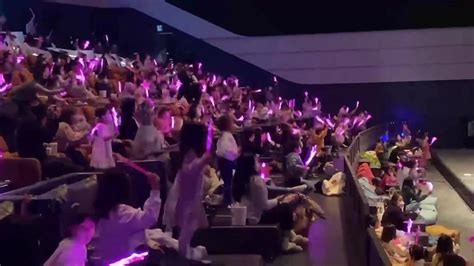 온 가족이 춤추고 흔들었다 극장을 콘서트장으로 만든 댄 싱 어 롱 타임~ 🎵 이 뜨거~운 현장의 열기를 느끼려면 2023년