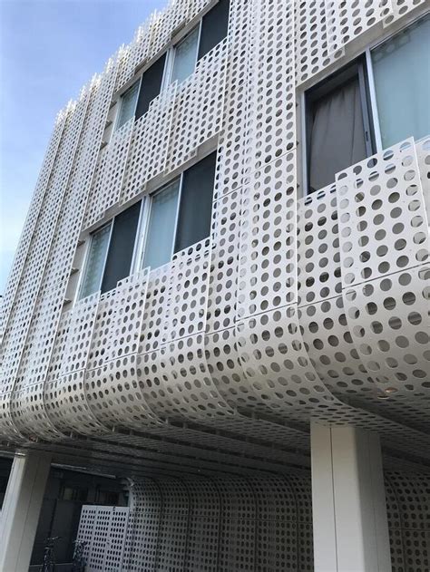 外壁・エントランス天井 アルミパンチングメタル 建築外装【パンチングパネル】 パンチングメタルの使用例 パンチングメタル専門 株式会社ウチヌキ
