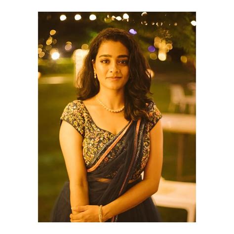 டைட் ஜாக்கெட்டில் கும்முன்னு இருக்குமல்லுவுக்கு டஃப் கொடுக்கும்