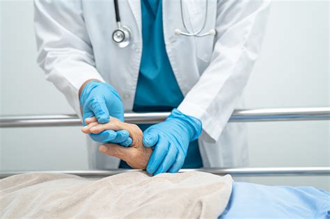 청진기를 사용하여 병원의 침대에 누워 환자를 확인하는 의사 건강하고 강한 의료 개념 2명에 대한 스톡 사진 및 기타 이미지 2명 개념 개념과 주제 Istock