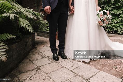 신부와 신랑이 손을 잡고 있다 신랑과 신부를위한 사진 세션 결혼 의식에 대한 스톡 사진 및 기타 이미지 결혼 의식 결혼식