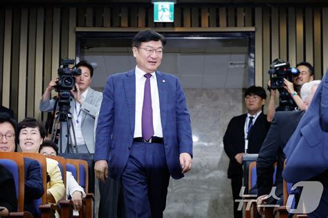 사퇴 압박 속 의총 참석하는 정점식 정책위의장 뉴스1