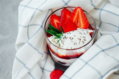 크림과 젤리달콤한 딸기 여름 치아 푸딩 디저트 채식 음식 개념입니다 0명에 대한 스톡 사진 및 기타 이미지 0명 건강한